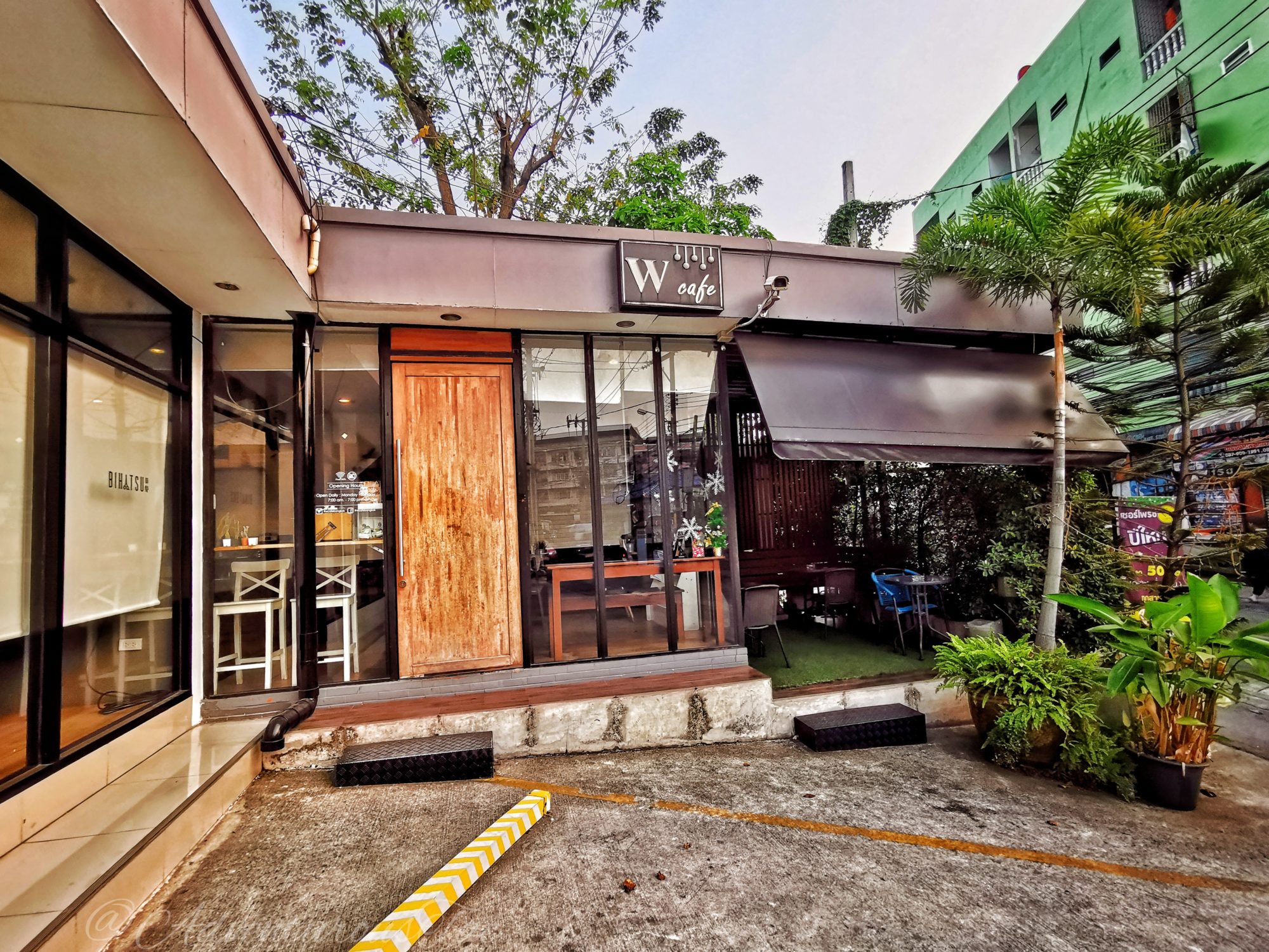 【Wcafe】A chilling cafe with cat at Onnut Soi 30 | Asian Traveller from ...