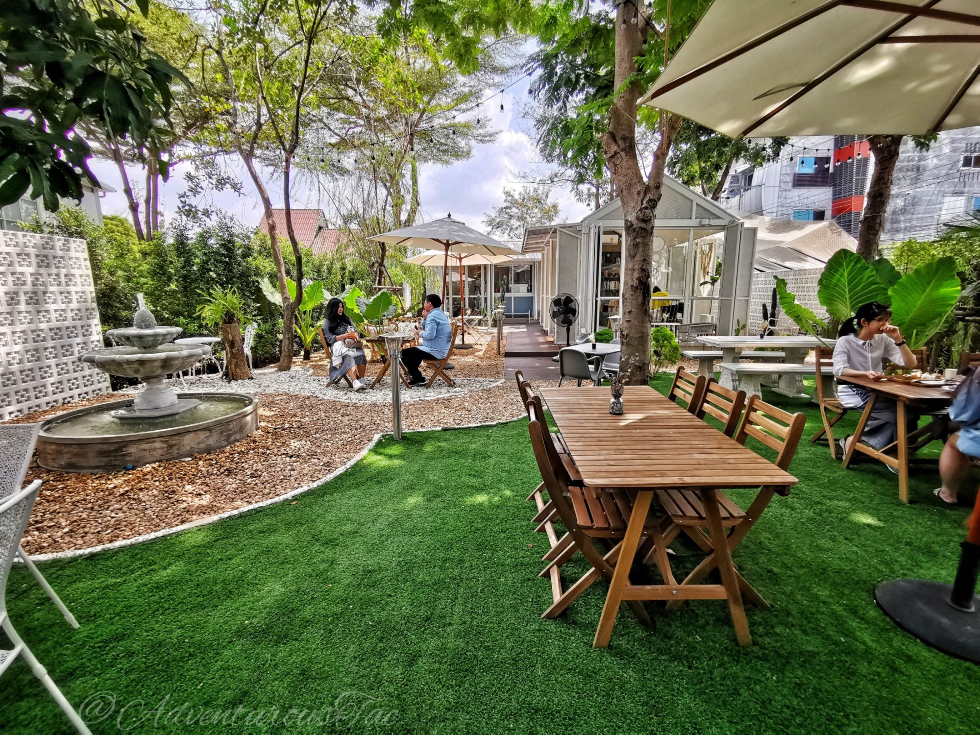 【COME escape cafe】Cute glasshouse cafe in peaceful private garden ...
