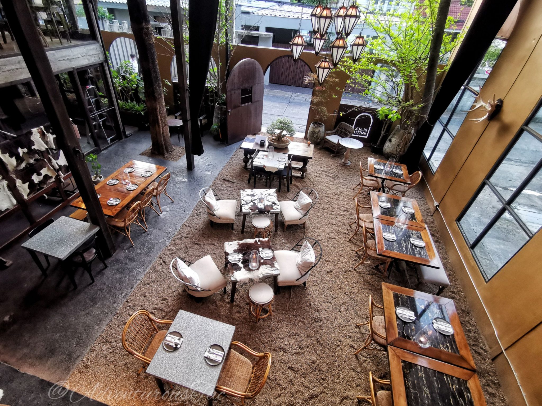 【BLACKSMITH】So attractive black house cafe with tasty coffee in Ari ...