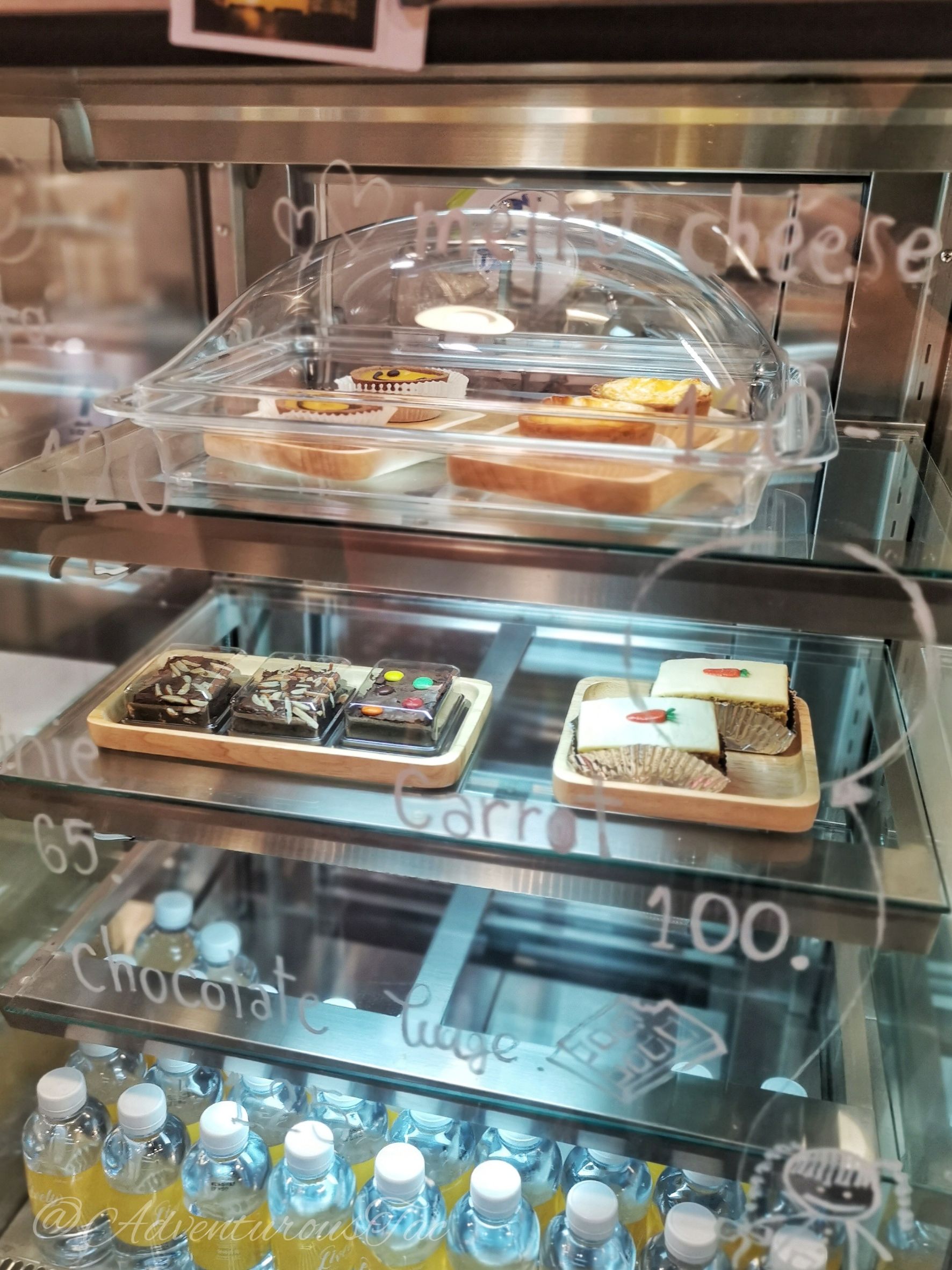 【Lively Cafe】イエローの外観が映えるオシャレカフェ inプロンポン | Asian Traveller from バンコク