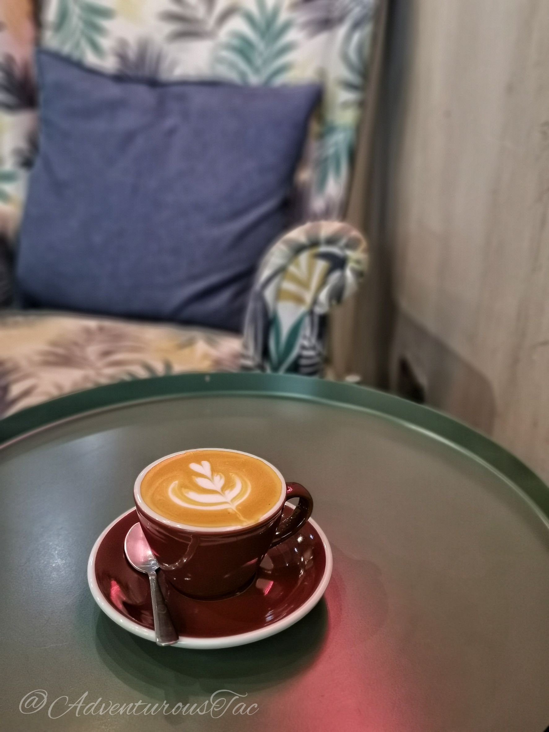 【Lively Cafe】イエローの外観が映えるオシャレカフェ inプロンポン | Asian Traveller from バンコク