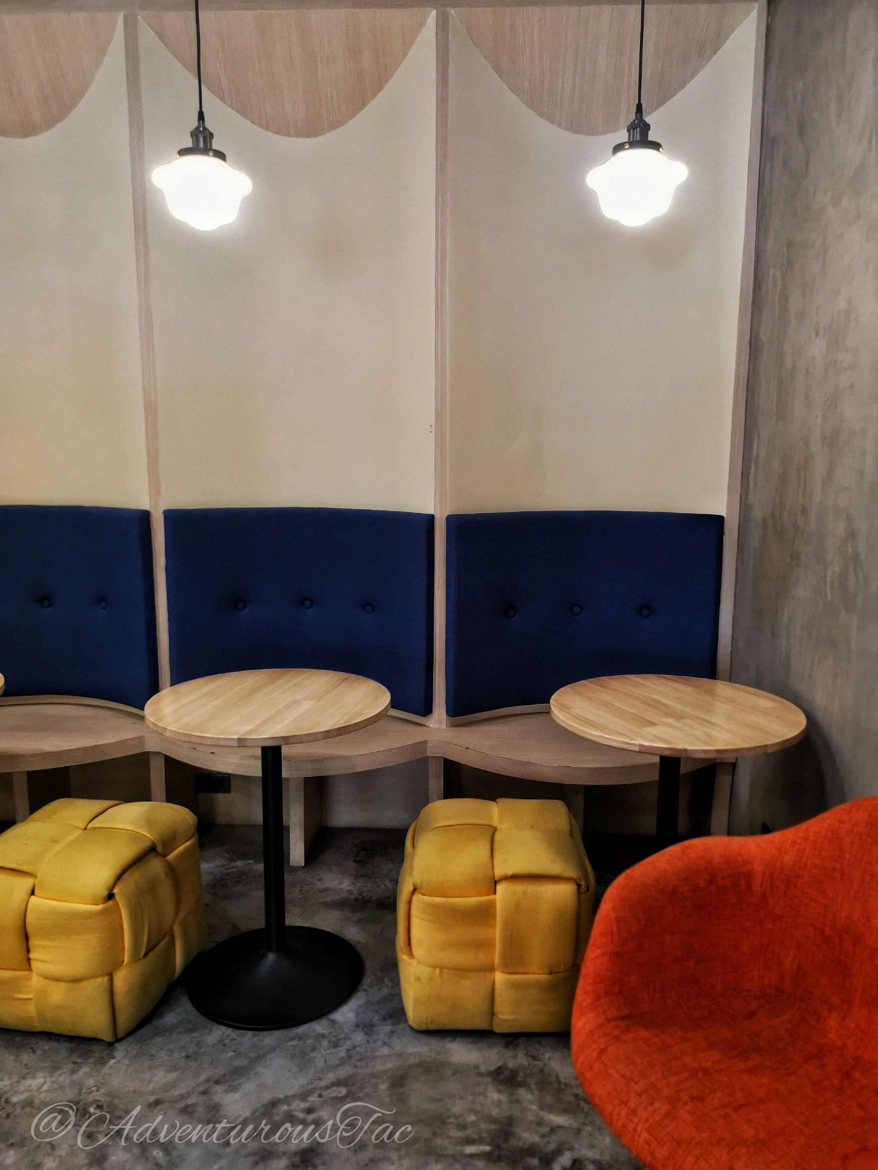 【Lively Cafe】イエローの外観が映えるオシャレカフェ inプロンポン | Asian Traveller from バンコク