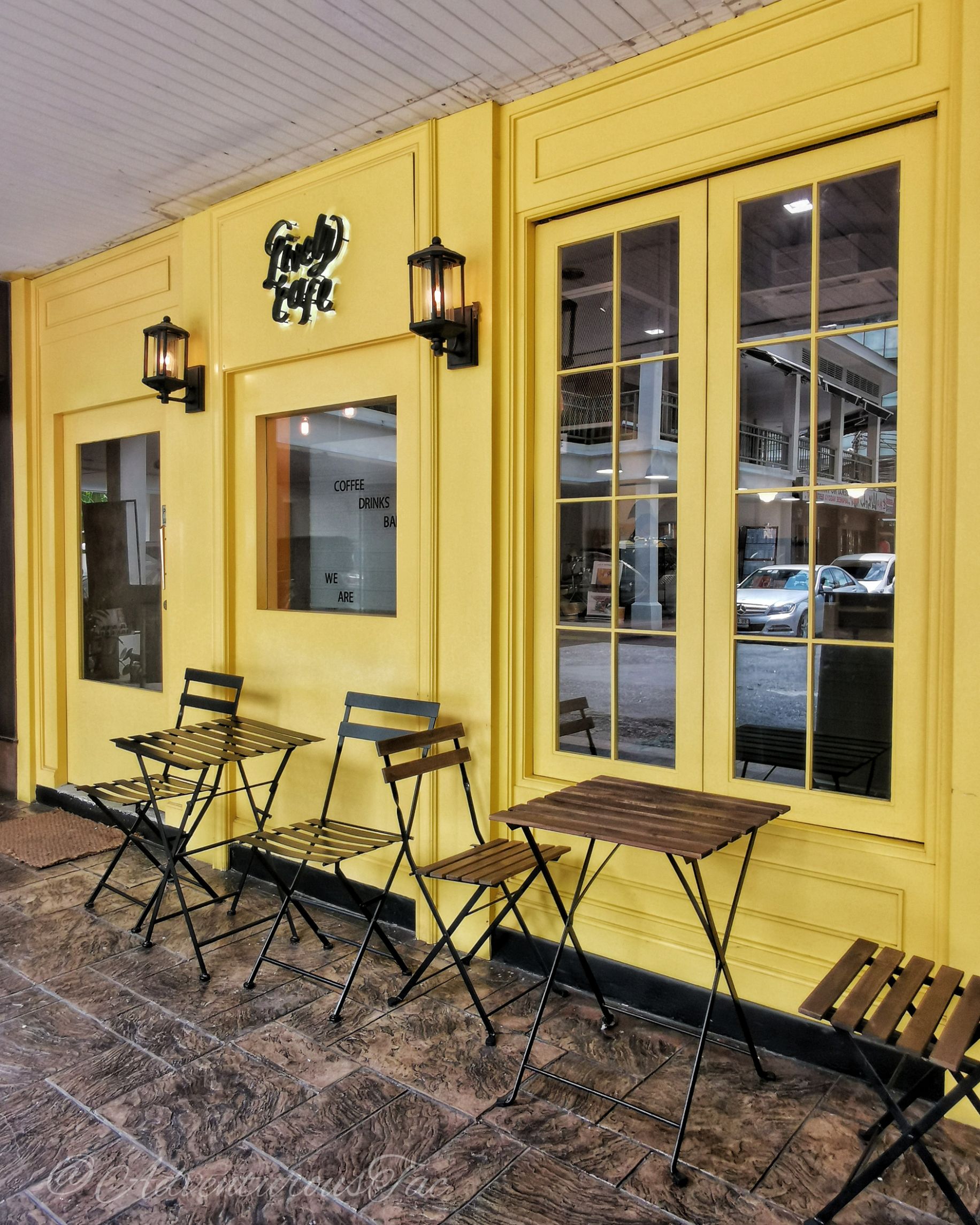【Lively Cafe】イエローの外観が映えるオシャレカフェ inプロンポン | Asian Traveller from バンコク